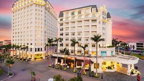Hotel com vários andares, um pátio central e área de refeições.