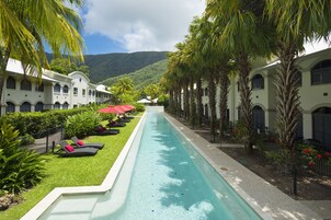 4 piscinas exteriores, guarda-sóis, espreguiçadeiras 