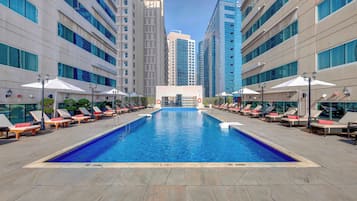 Piscina externa, funciona das 7h às 22h, guarda-sóis, espreguiçadeiras