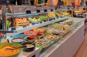 Pequeno-almoço tipo buffet diário (95 AED por pessoa) 