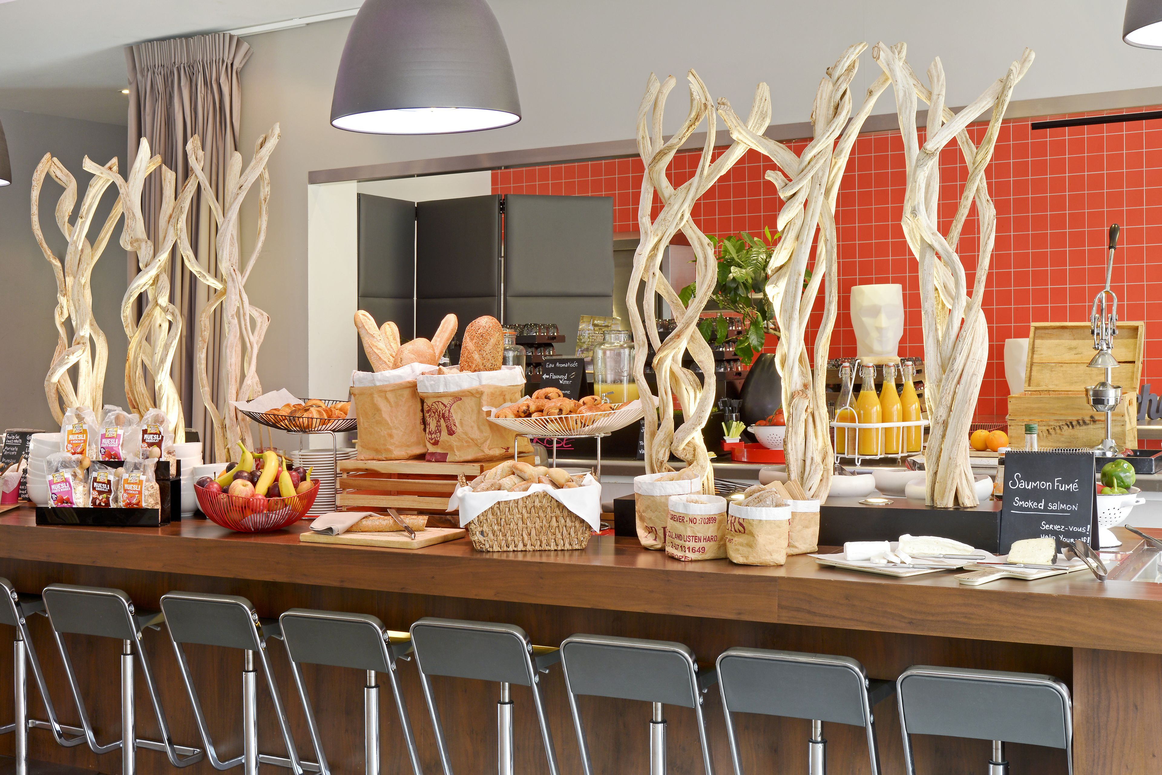 Disposição de buffet com diversos alimentos e uma placa indicando salmão defumado.