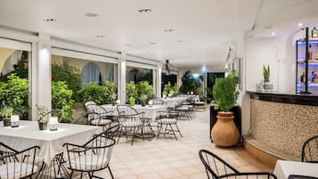 Pequenos-almoços, almoços, jantares servidos, cozinha grega