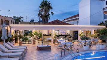 Pequenos-almoços, almoços, jantares servidos, cozinha grega