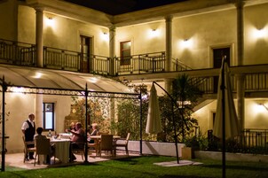 Pequenos-almoços, almoços, jantares servidos, com vista para o jardim