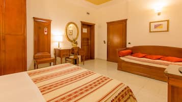 Quarto triplo | Frigobar, cofres nos quartos, individualmente decorados, escrivaninha