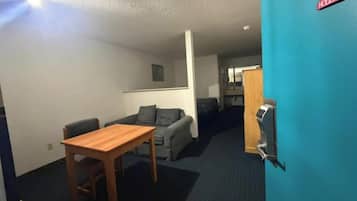 Quarto, 1 cama Queen e sofá-cama | Escrivaninha, ferros/tábuas de passar roupa, Wi-Fi de cortesia