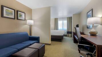 Cofres nos quartos, escrivaninha, espaço de trabalho para notebook