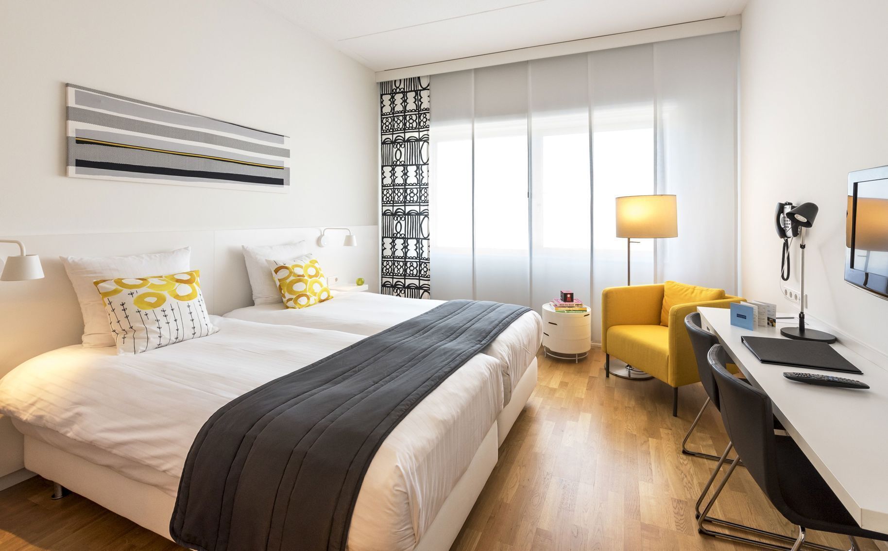 Cofres nos quartos, escrivaninha, cortinas blackout