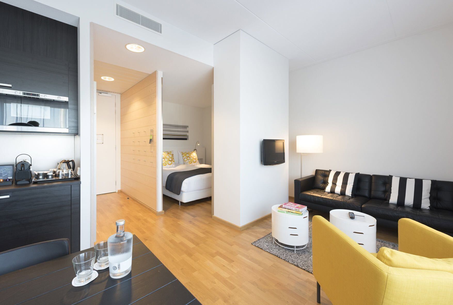 Cofres nos quartos, escrivaninha, cortinas blackout