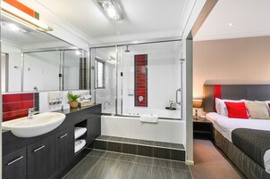 Quarto Executivo, 1 cama king-size (Spa) | Casa de banho | Artigos de higiene pessoal grátis, um secador de cabelo 