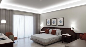 Quarto de hotel com uma cama grande, escrivaninha, cadeira, mesa de cabeceira e janela com cortinas.