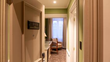 Corredor de hotel com uma placa indicando '309 Suite Goleta Marigold'.