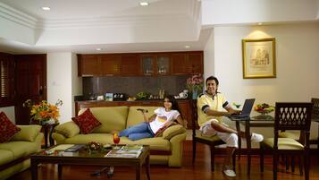 Televisor LED de 43 polegadas com canais via satélite, televisor