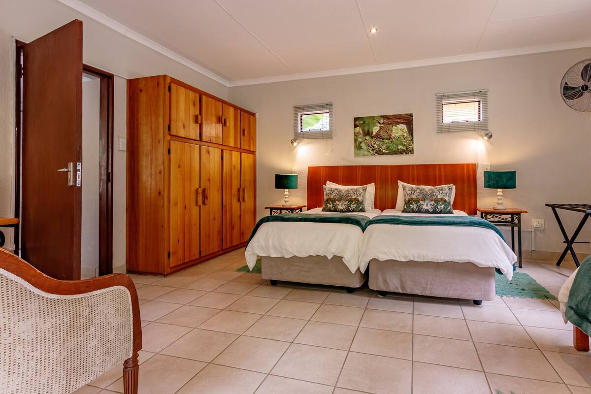 Quarto Triplo (with shower) | Cofre no quarto, secretária, com decoração personalizada 