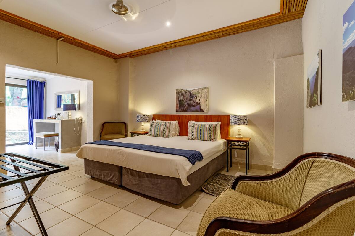 Cofre no quarto, secretária, com decoração personalizada 