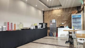 Pequeno-almoço self-service diário incluído