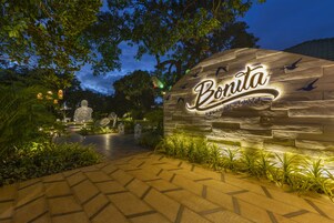 3 restaurantes, é servido café da manhã