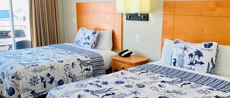 Quarto Standard, 2 camas queen-size, não fumadores | Cortinas/cortinados opacos, ferro/tábua de engomar, Wi-fi grátis