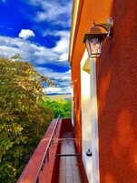 Quarto casal standard, sacada | Roupas de cama premium, frigobar, cofres nos quartos, escrivaninha