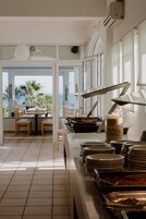 2 restaurantes, é servido café da manhã