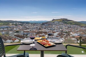 Quarto Deluxe (Panoramic View) | Minibar, cofre com capacidade para portátil, secretária