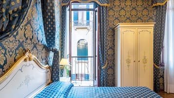 Deluxe Double Room, Canal View and Balcony (1st and 2nd floor) | 1 quarto, camas de colchão Select Comfort, minibar, cofre no quarto