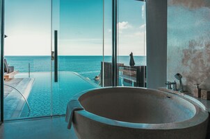 Ocean Front Pool Villa | Banheiro | Banheira e chuveiro separados, banheira de imersão