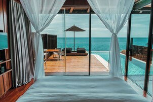 Ocean Front Pool Villa | Roupas de cama premium, edredons de pluma, camas Select Comfort