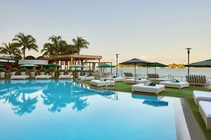 Piscina exterior, da(s) 12:00 à(s) 18:00, toldos (sobretaxa) 