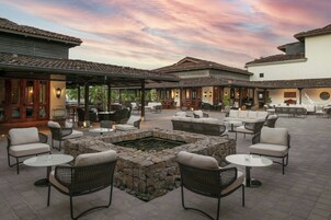 3 bares/lounges, um bar junto à piscina 