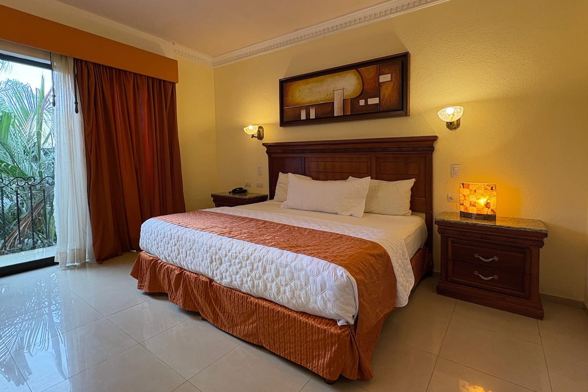 Deluxe Plus, 1 King Bed, Fridge, Bathtub | 1 quarto, lençóis de algodão egípcio, roupa de alta qualidade