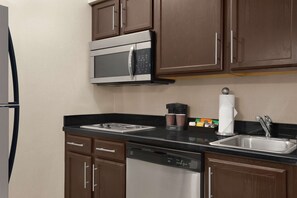 Geladeira, micro-ondas, cooktop, lava-louças