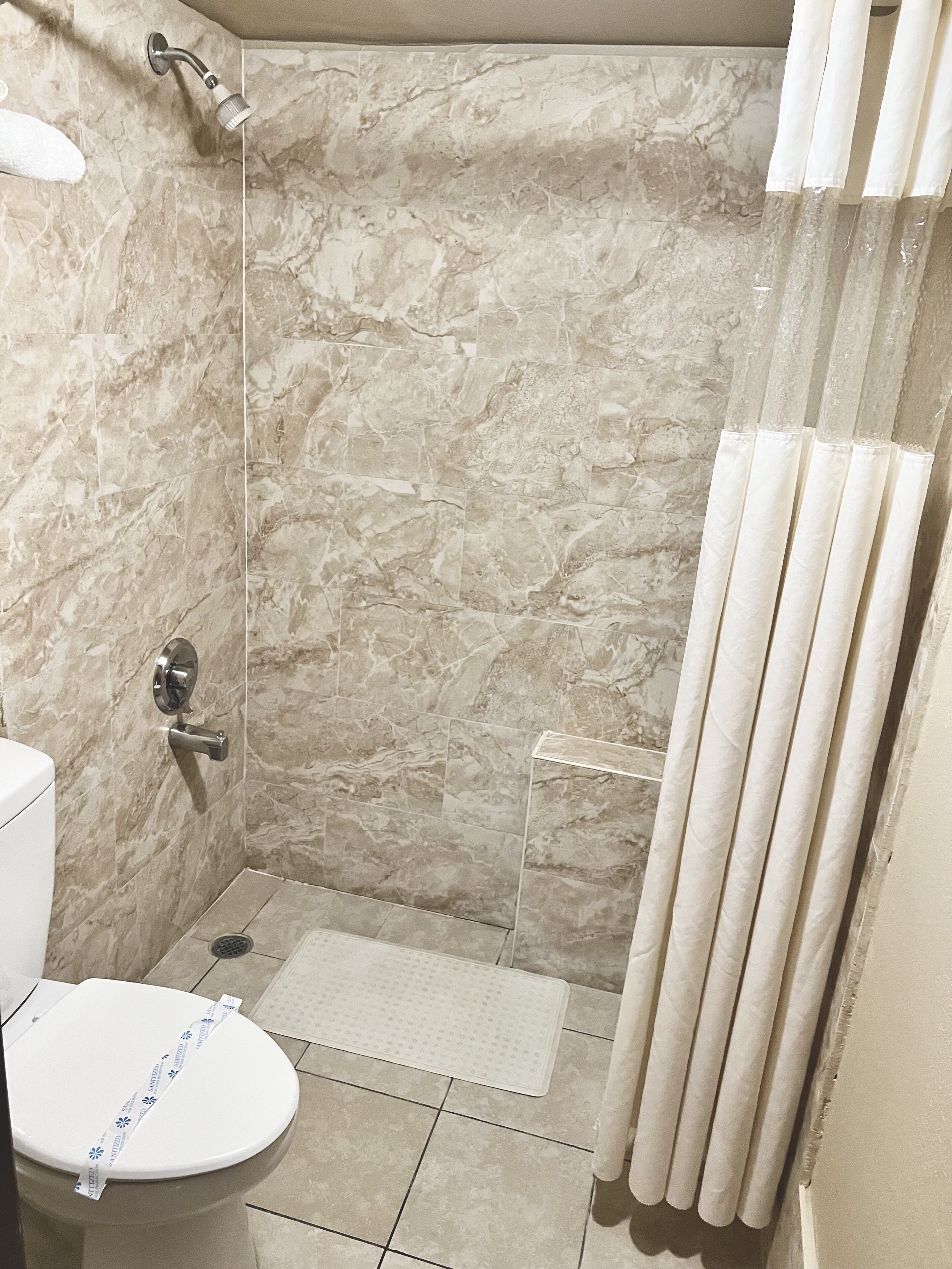 Quarto standard, 1 cama King, para não fumantes | Banheiro | Chuveiro/banheira combinados, produtos de toalete grátis