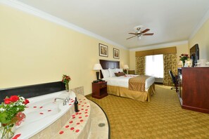 Suíte, 1 cama King, para não fumantes, banheira de hidromassagem | Escrivaninha, espaço de trabalho para notebook