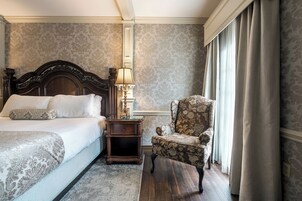 Quarto romântico, 1 cama King | Cofres nos quartos, cortinas blackout, ferros/tábuas de passar roupa