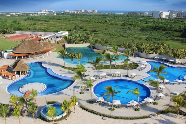 6 piscinas exteriores, da(s) 7:00 à(s) 20:00, guarda-sóis