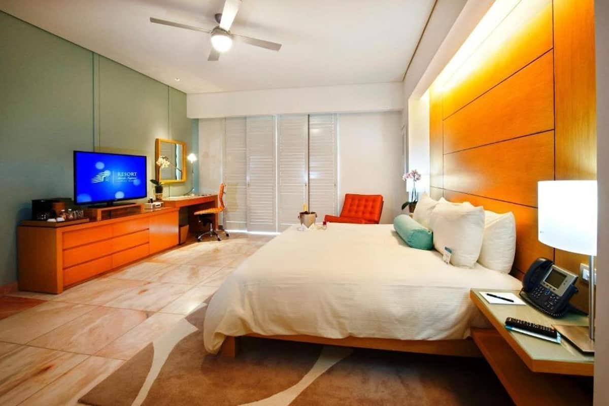 Edredões de penas, cofre no quarto, secretária