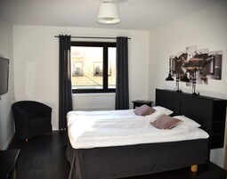 Quarto casal standard, 2 camas de solteiro (Single Bed) | Ferros/tábuas de passar roupa, Wi-Fi de cortesia, roupa de cama