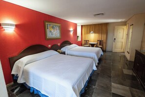 Quarto casal | Escrivaninha, ferros/tábuas de passar roupa, roupa de cama