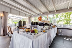 Pequeno-almoço tipo buffet diário mediante uma taxa 