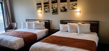 Duas camas Queen, não fumante | Cofres nos quartos, Wi-Fi de cortesia, roupa de cama, despertadores