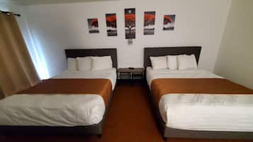 Duas camas Queen, não fumante | Cofres nos quartos, Wi-Fi de cortesia, roupa de cama, despertadores