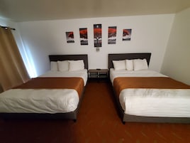 Duas camas Queen, não fumante | Cofres nos quartos, Wi-Fi de cortesia, roupa de cama, despertadores