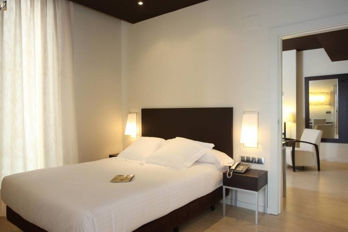 Frigobar, cofres nos quartos, cortinas blackout, quartos à prova de som