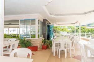 Café da manhã, almoço e jantar; culinária internacional 