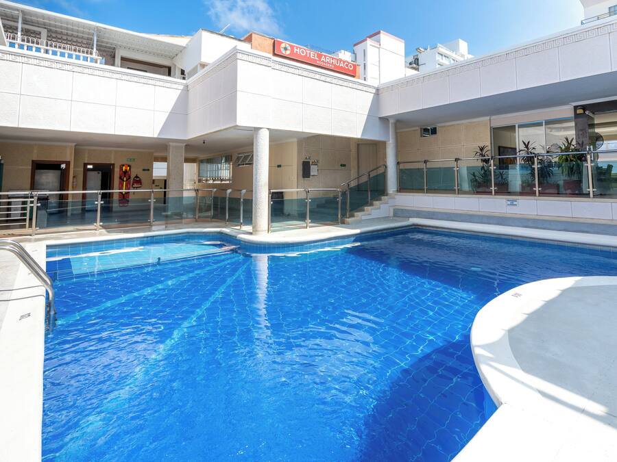 2 piscinas exteriores, da(s) 9:00 à(s) 20:00, guarda-sóis