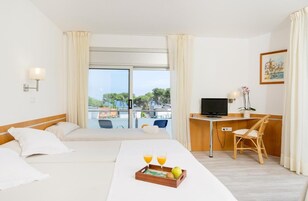 Cofres nos quartos, berços grátis, roupa de cama