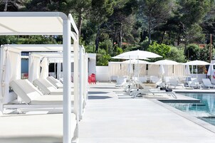 Piscina exterior, guarda-sóis, espreguiçadeiras 