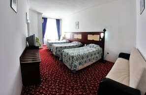 Quarto triplo | Frigobar, cofres nos quartos, Wi-Fi de cortesia