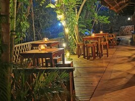 Serviço de café da manhã, culinária regional, vistas para o jardim